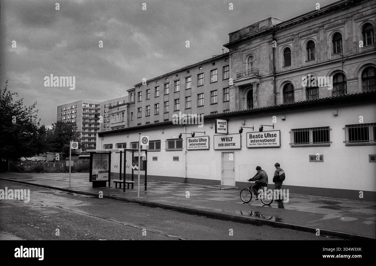 Beate Use Deutschland, Berlin, 5.9.1992, Bushaltestelle, Beate Use ...