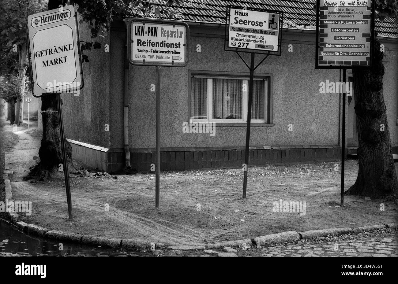 Wünsdorf Deutschland, Wünsdorf, 11.9.1992, Werbeschilder am Straßenrand ...