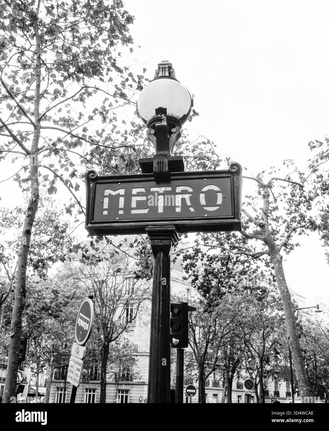 Vintage metro sign paris hi-res stock photography and images - Alamy