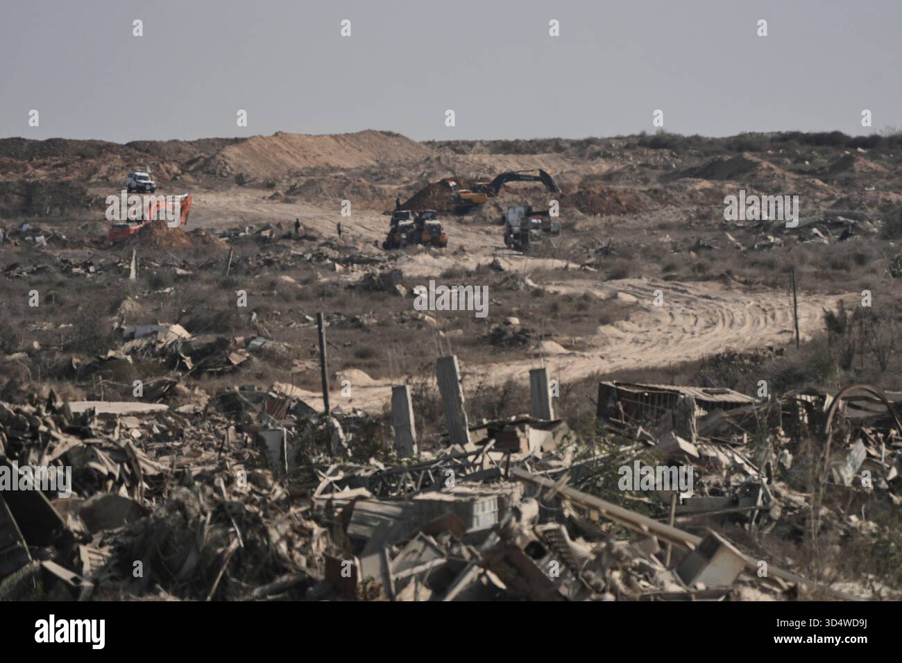 Hamas militants and Egyptian workers search for the bodies of hostages ...