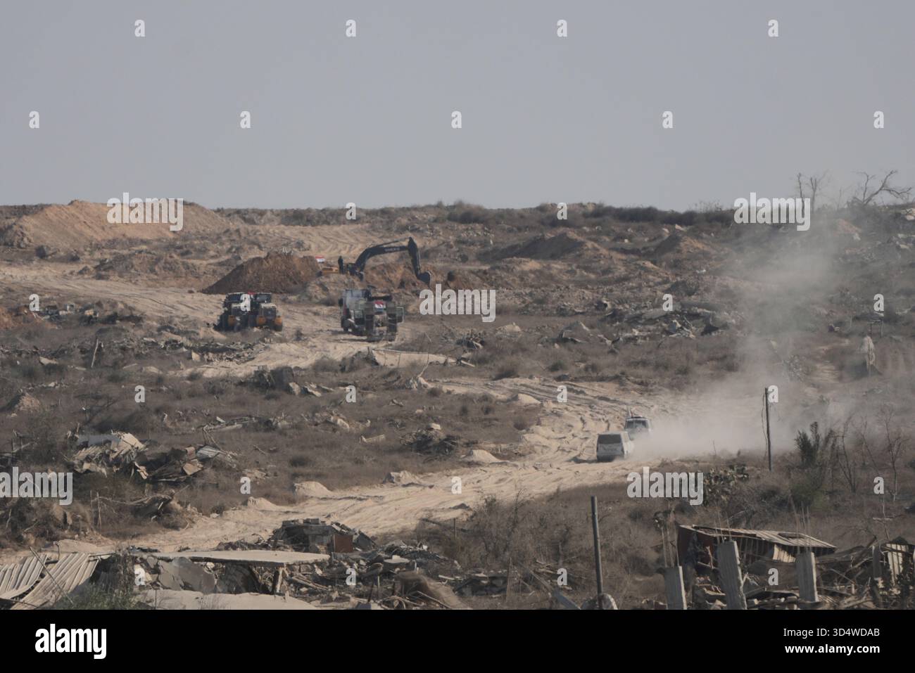 Hamas militants and Egyptian workers search for the bodies of hostages ...