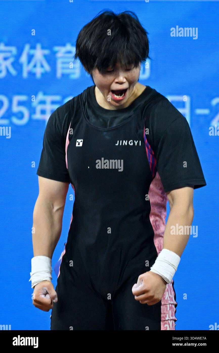 (251112) -- DONGGUAN, Nov. 12, 2025 (Xinhua) -- Li Shuang of Chongqing ...