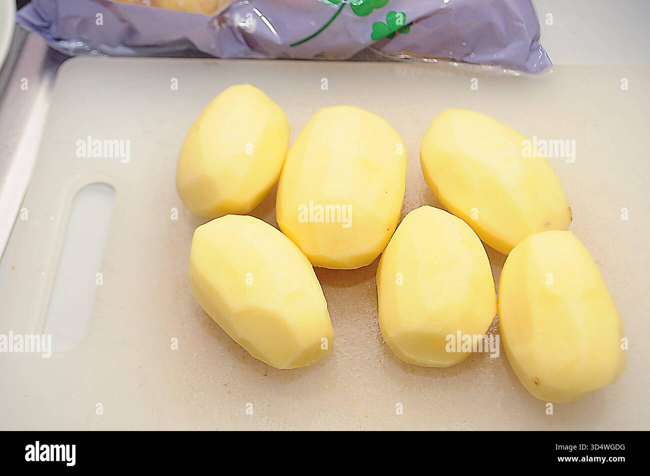 kASTRUP/Copenhagen/ Denmark/12 november 2025/Heldige potatoes home grow ...
