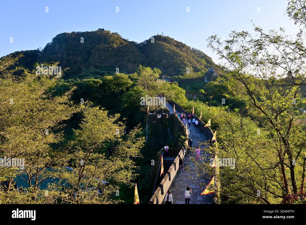 (251112) -- BEIJING, Nov. 12, 2025 (Xinhua) -- Tourists visit a scenic ...