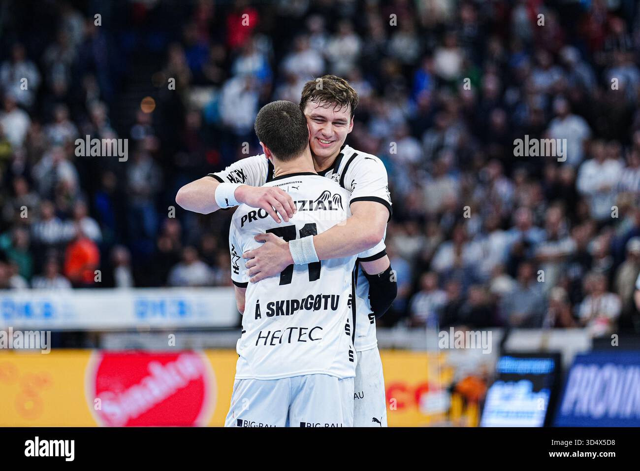 Elias Ellefsen a Skipagotu (THW Kiel, #71) und Lucas Laube (THW Kiel ...
