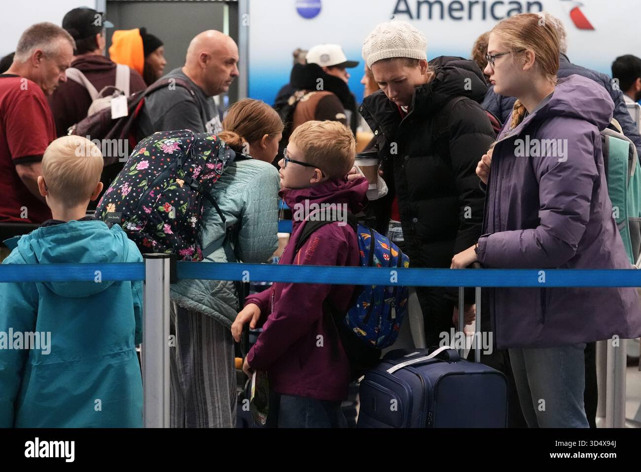 Travelers line up to check their tickets at O'Hare International ...