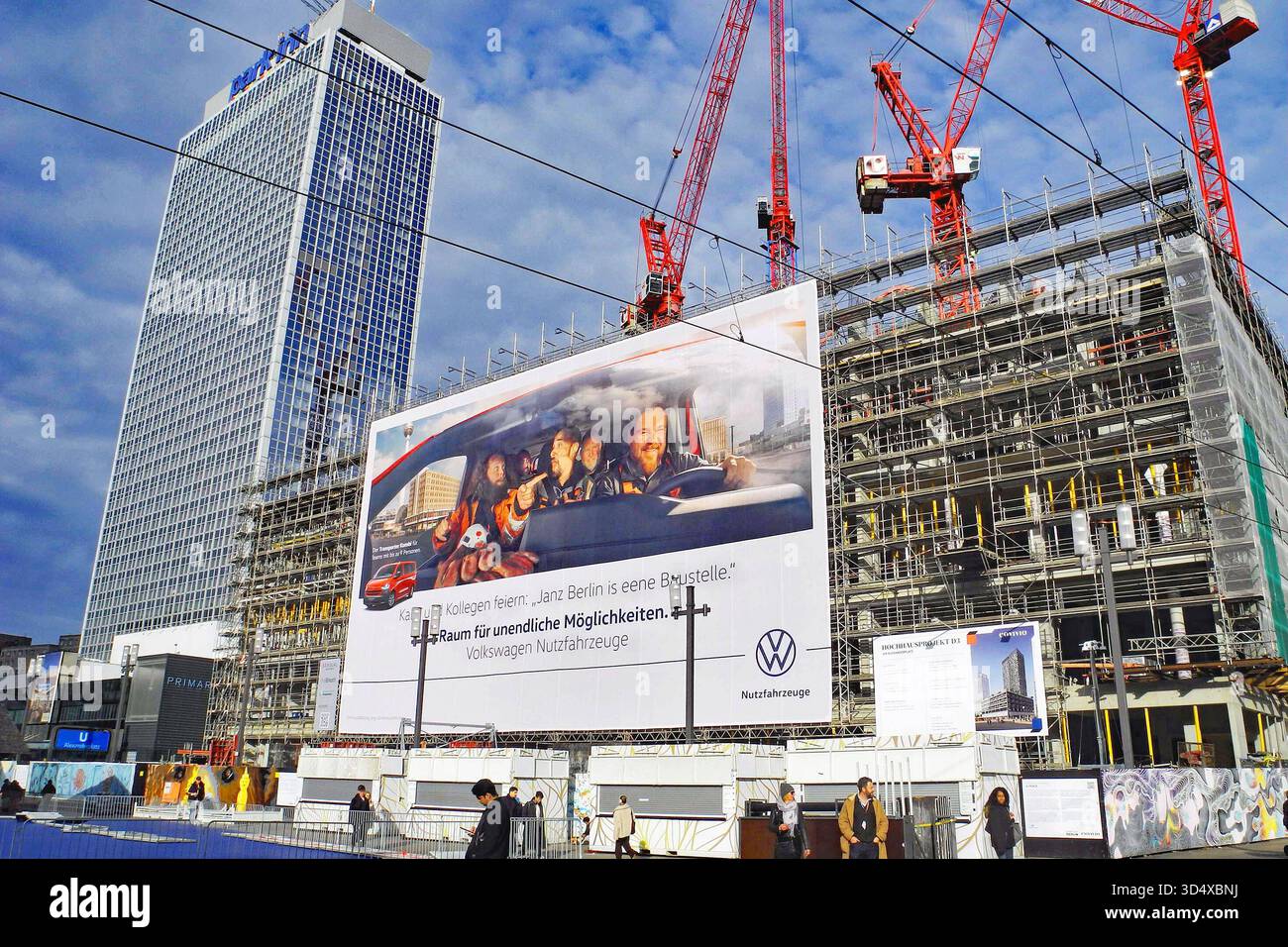 VW-Riesenwerbung unter dem Motto Janz Berlin is eene Baustelle *** VW ...