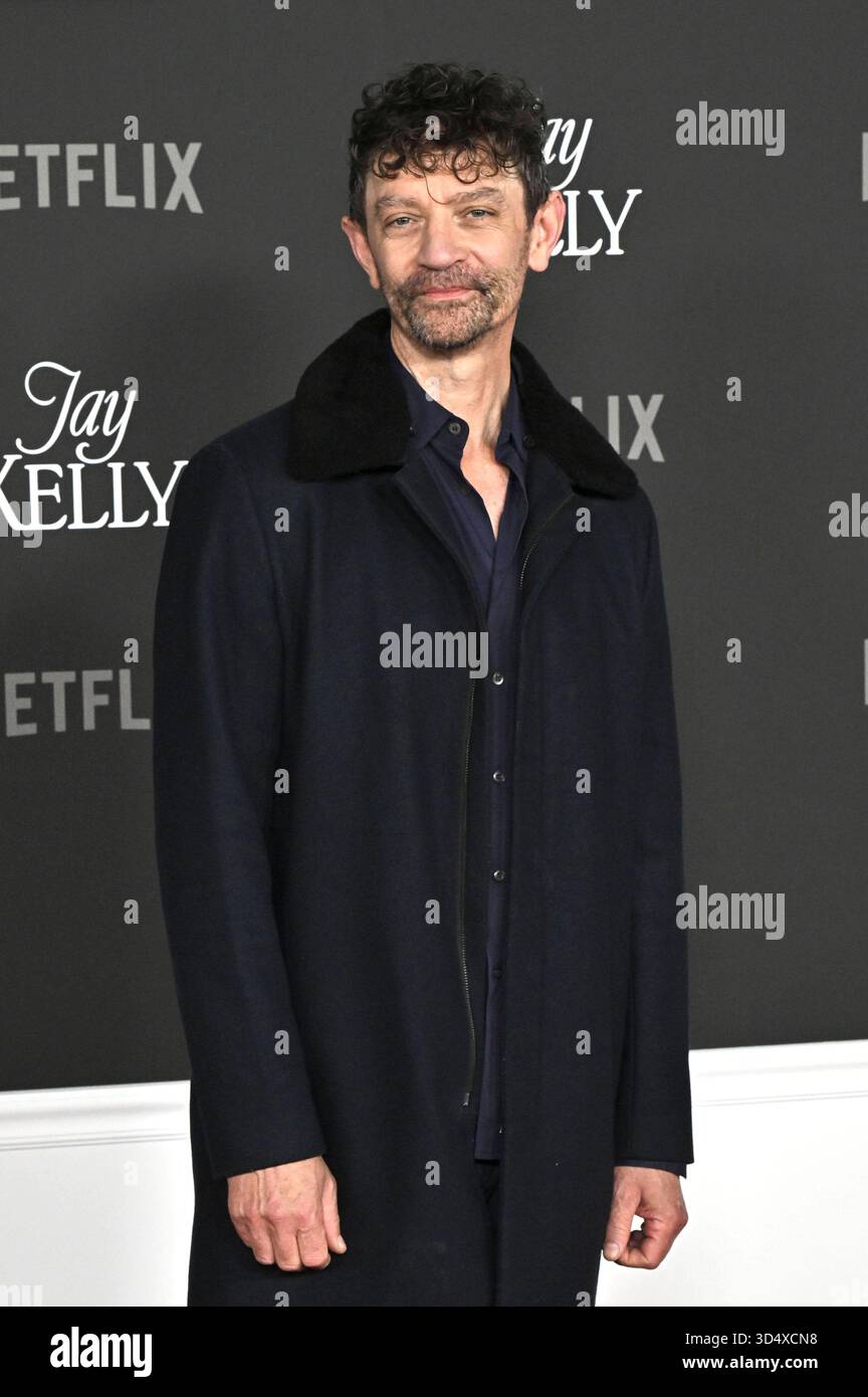 James Frain bei der Premiere des Netflix-Films Jay Kelly im Egyptian ...