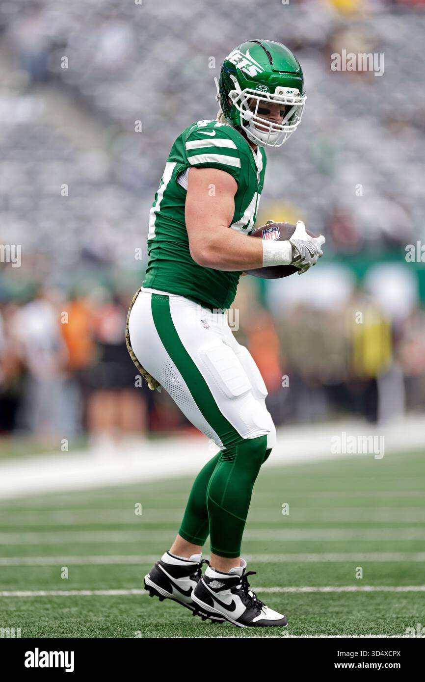 New York Jets fullback Andrew Beck (47)warms up before an NFL football ...
