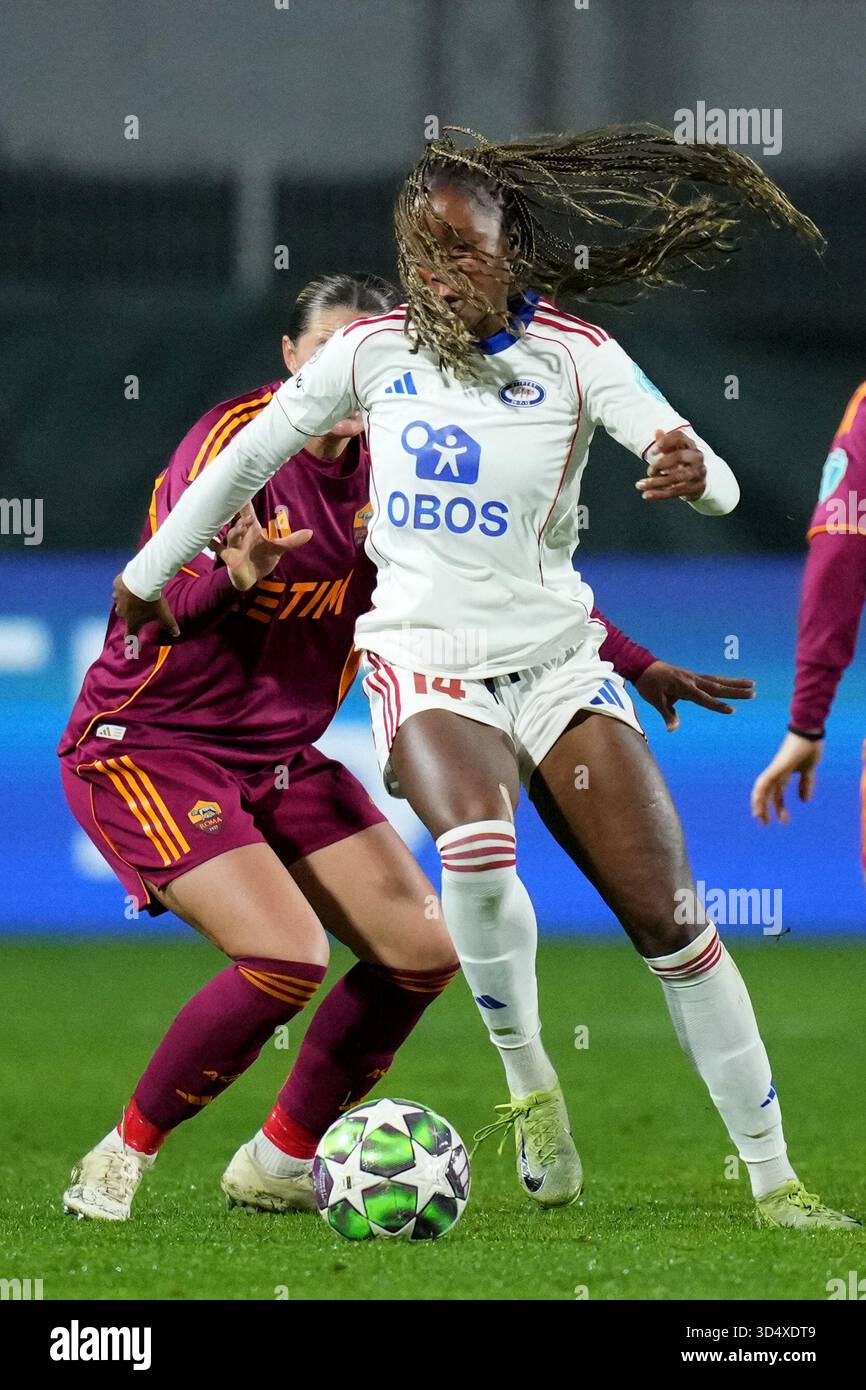Valerenga's Mawa Sesay AS Roma's Winonah Heatley during the Uefa ...