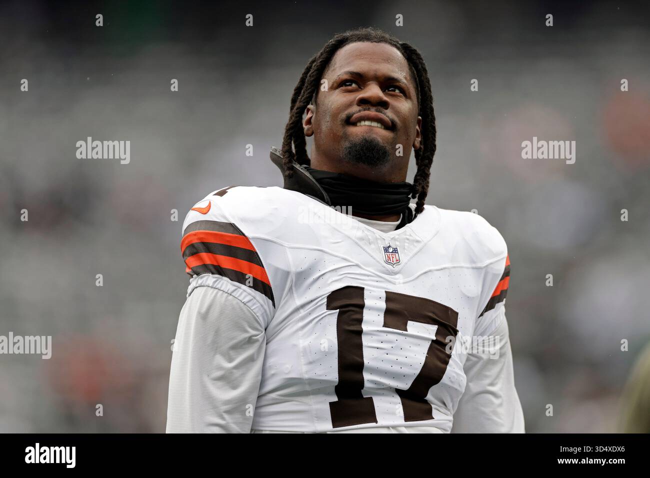 Cleveland Browns linebacker Jerome Baker (17) warms up before an NFL ...