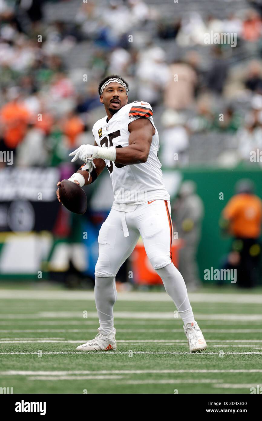 Cleveland Browns defensive end Myles Garrett (95) warms up before an ...