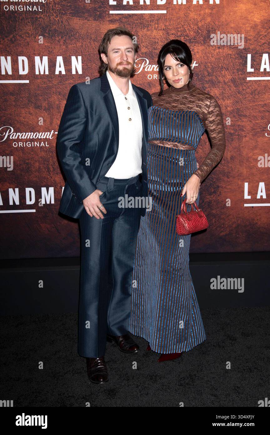 Christian Wallace und Lauren Meckel bei der Premiere der 2. Staffel der ...