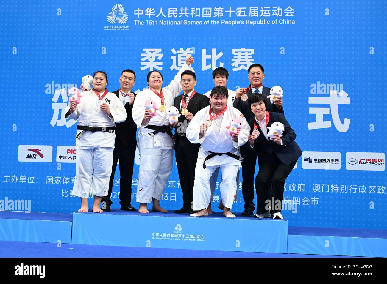(251112) -- ZHAOQING, Nov. 12, 2025 (Xinhua) -- Gold medalist Liu Yu of ...