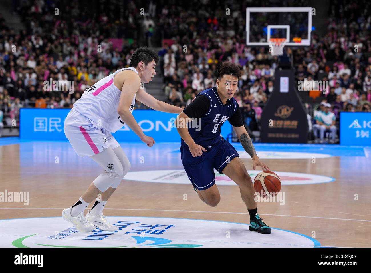 (251112) -- DONGGUAN, Nov. 12, 2025 (Xinhua) -- Zhao Rui (R) of ...