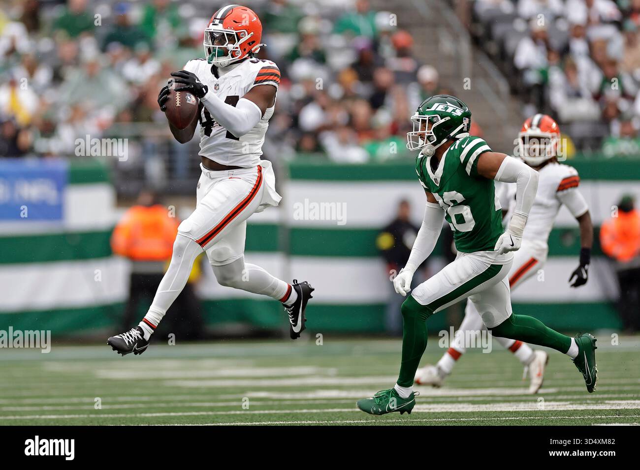 Cleveland Browns tight end Harold Fannin Jr. (44) with the ball in ...