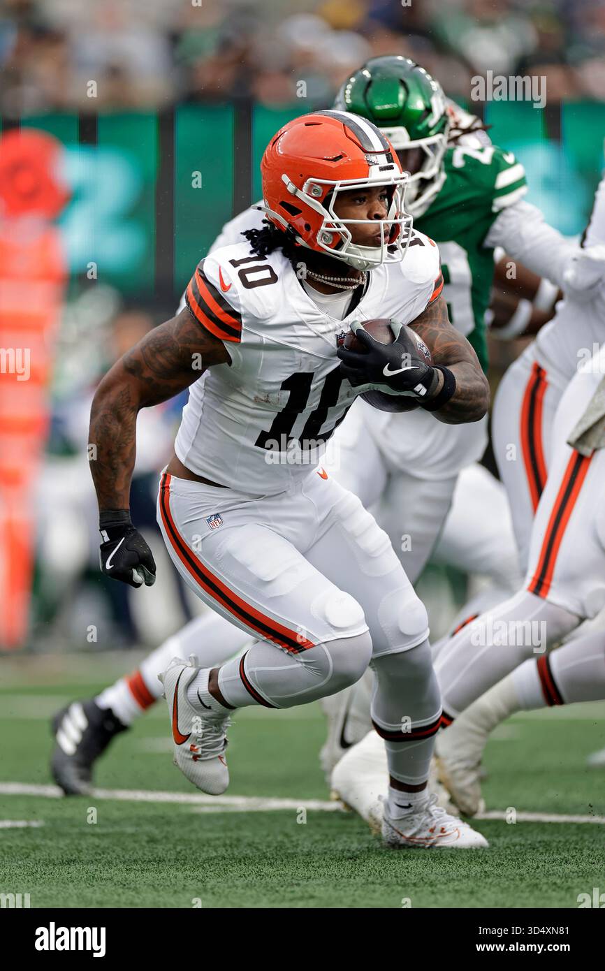 Cleveland Browns running back Quinshon Judkins (10) runs with the ball ...