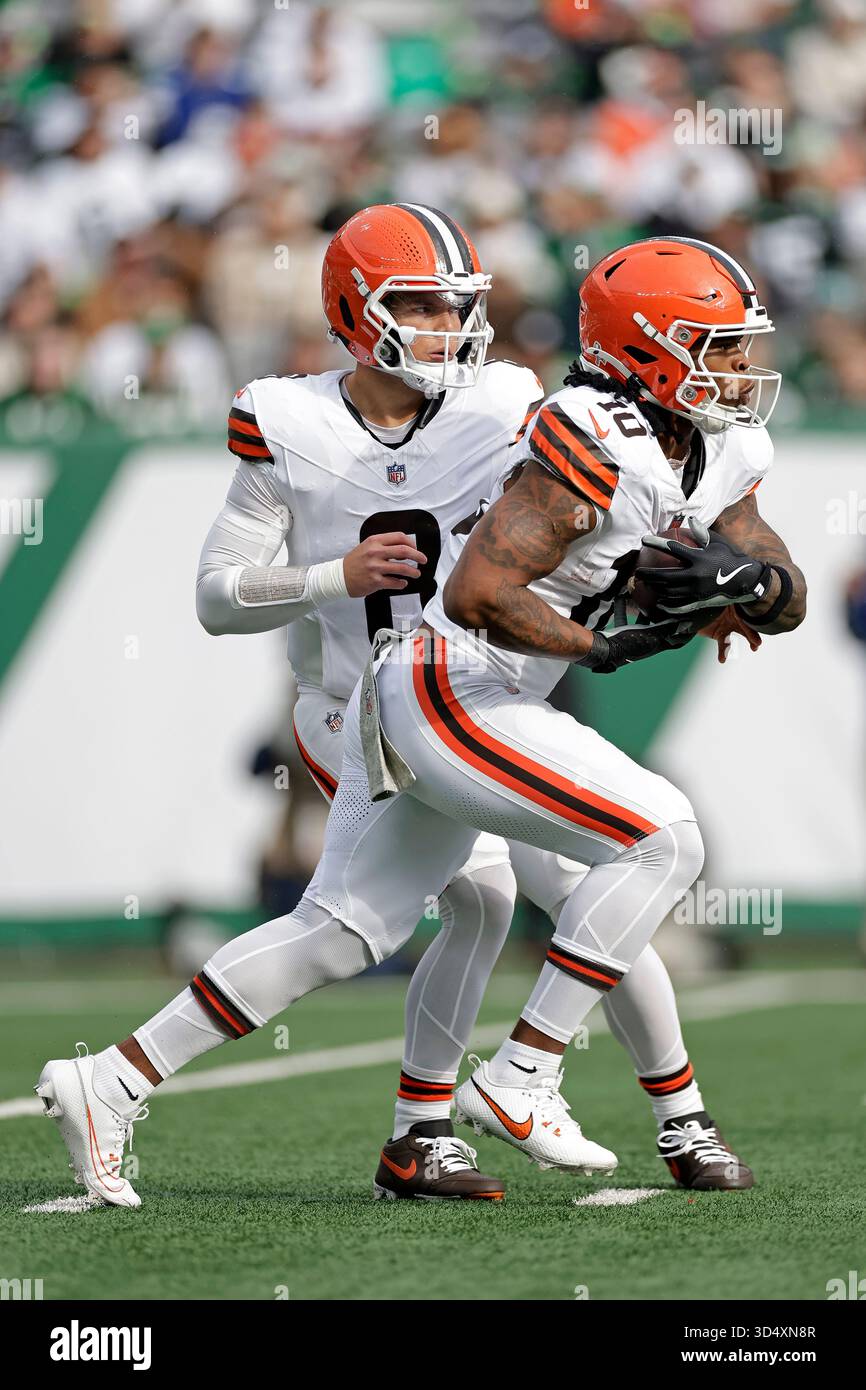 Cleveland Browns quarterback Dillon Gabriel (8) hands off the ball to ...