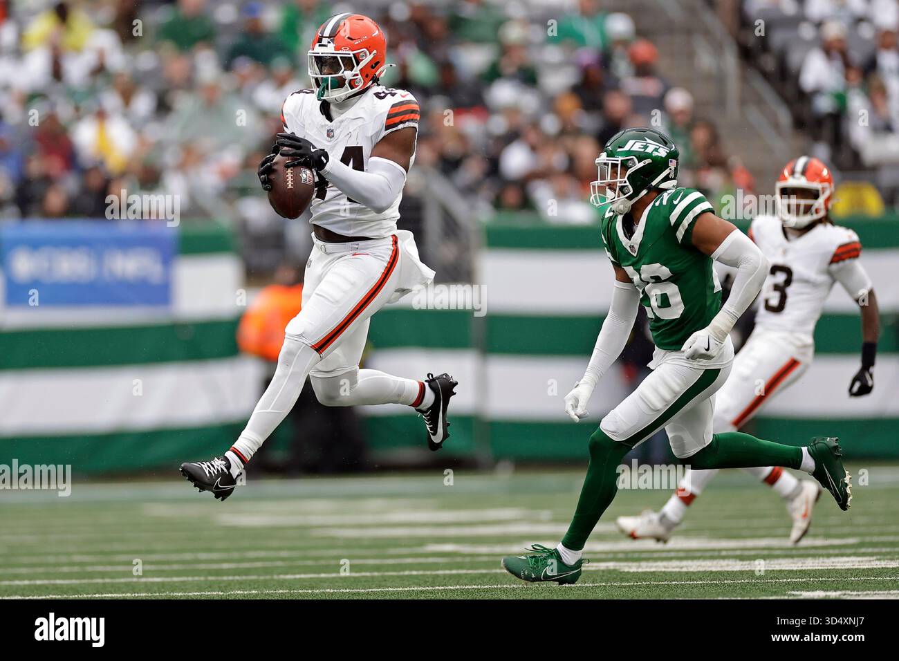 Cleveland Browns tight end Harold Fannin Jr. (44) makes a catch in ...
