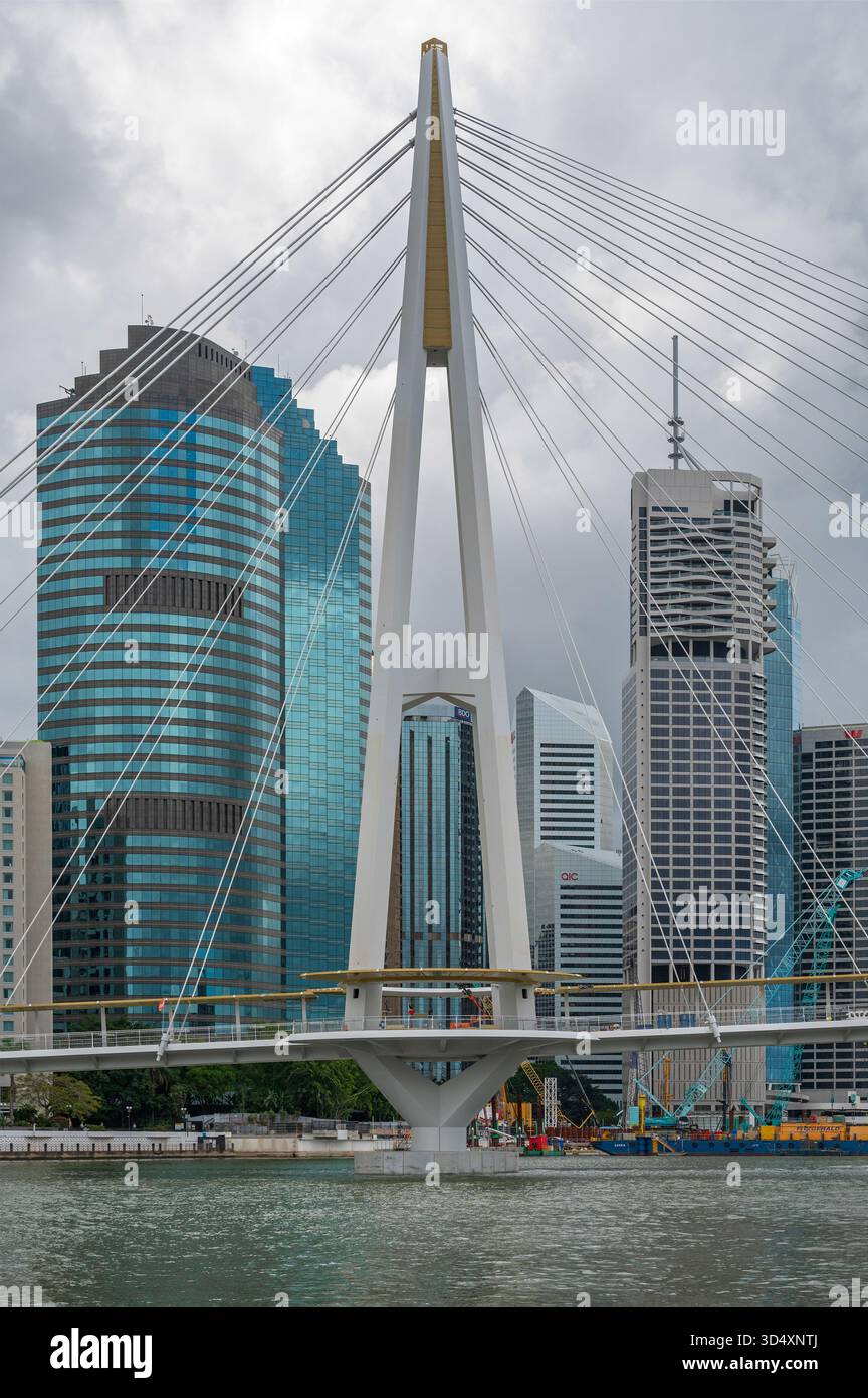 The Kangaroo Point Bridge, crossing the Brisbane River in front of the ...