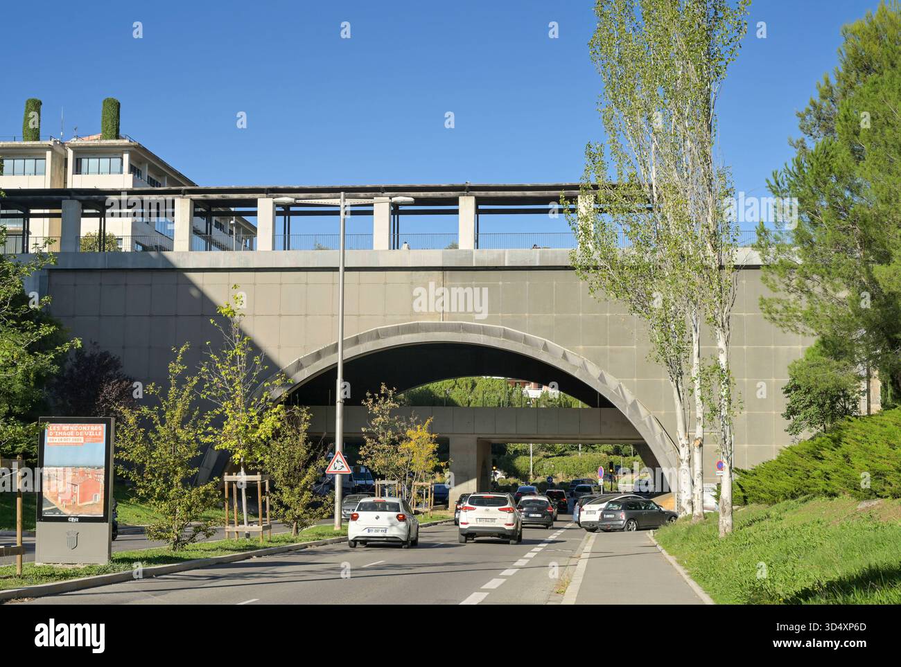 Straßenverkehr, Neustadt, Av. Wolfgang Amadeus Mozart als Brücke über ...