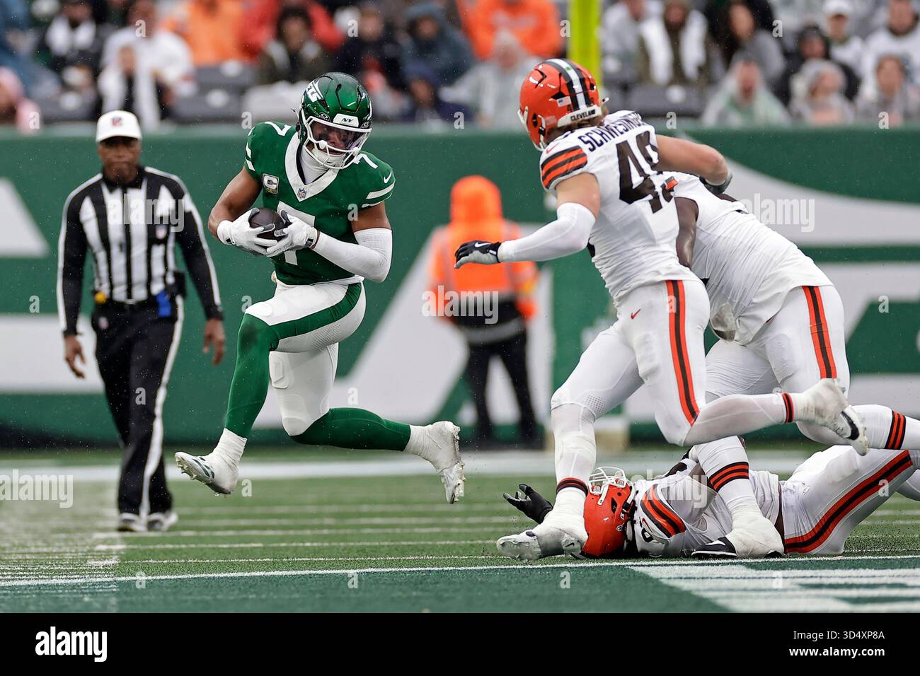 New York Jets quarterback Justin Fields (7) runs with the ball past ...