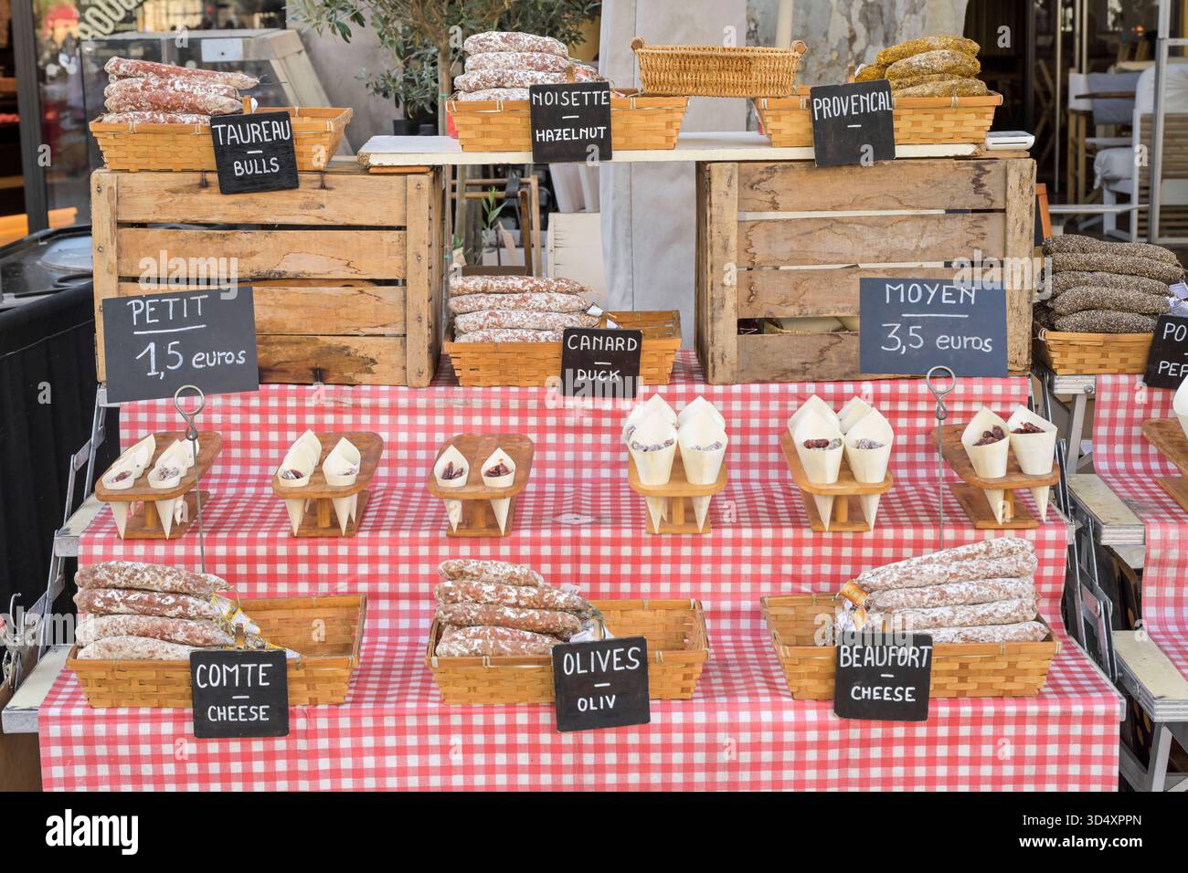 Stand Wurst, Fleischwaren, Wochenmarkt auf dem Place Richelme, Altstadt ...