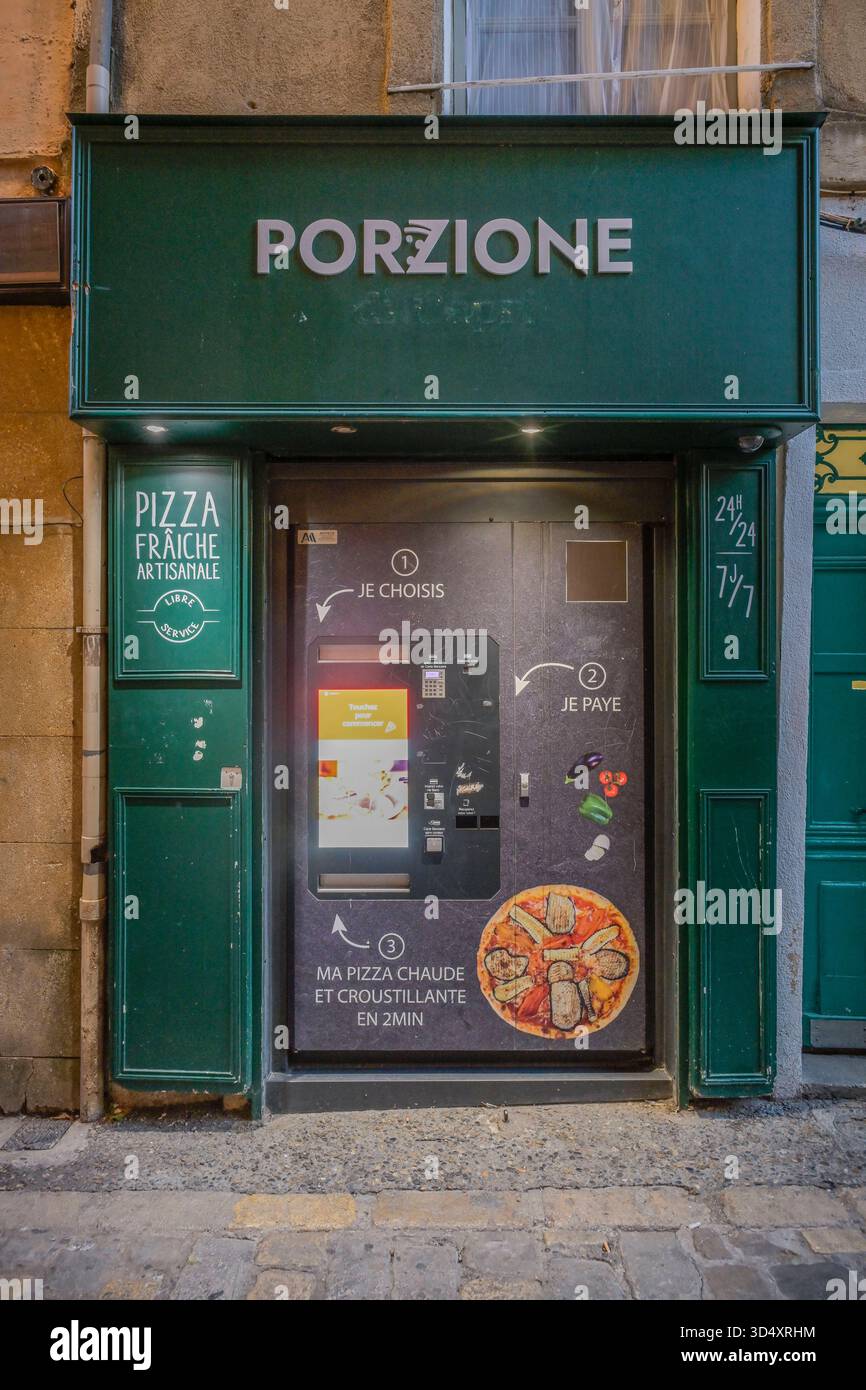 Pizzaautomat, Aix-en-Provence, Frankreich *** Pizza vending machine ...