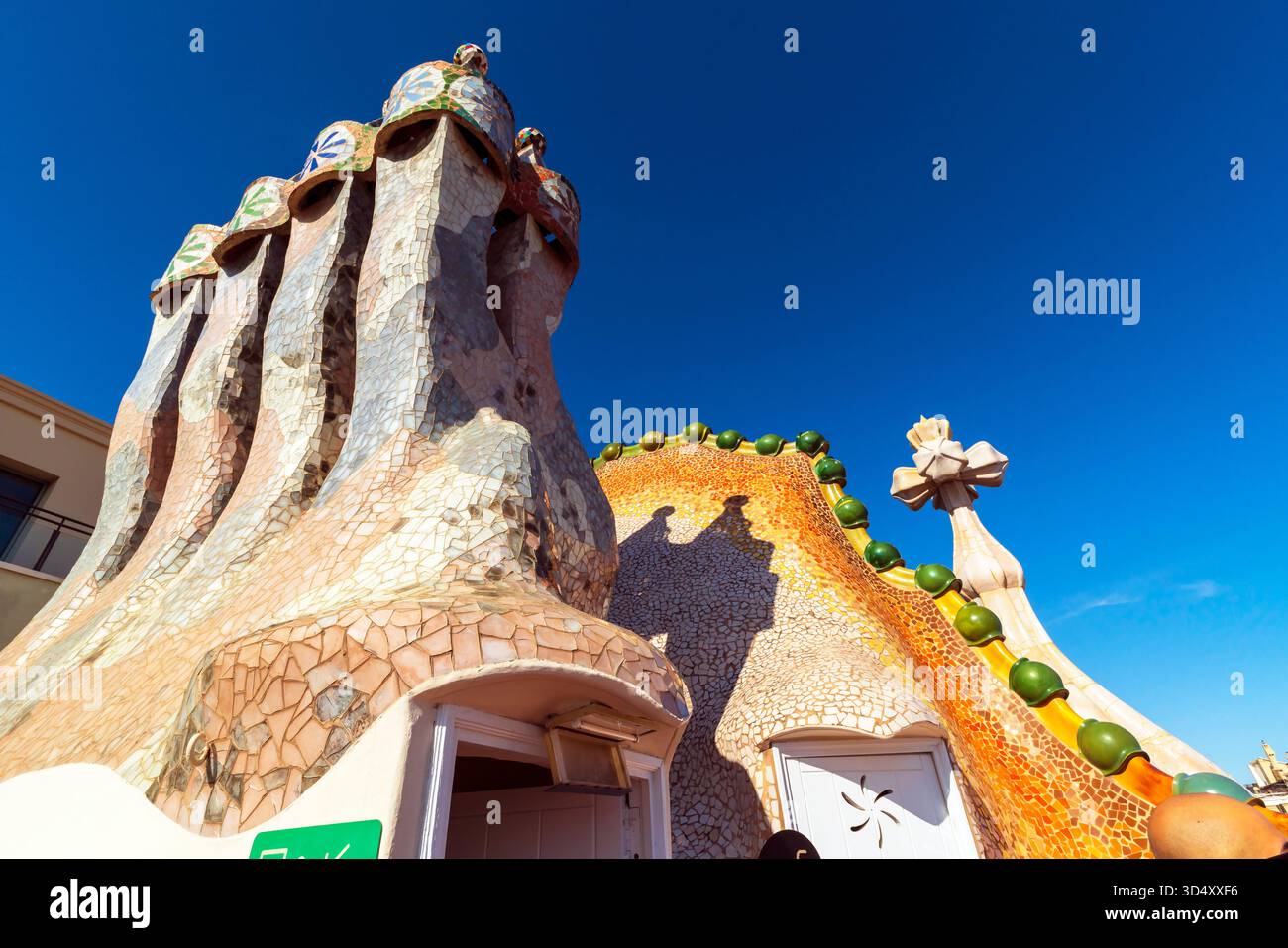 Four decorated chimney on the roof, with the dragon's spine. Casa ...