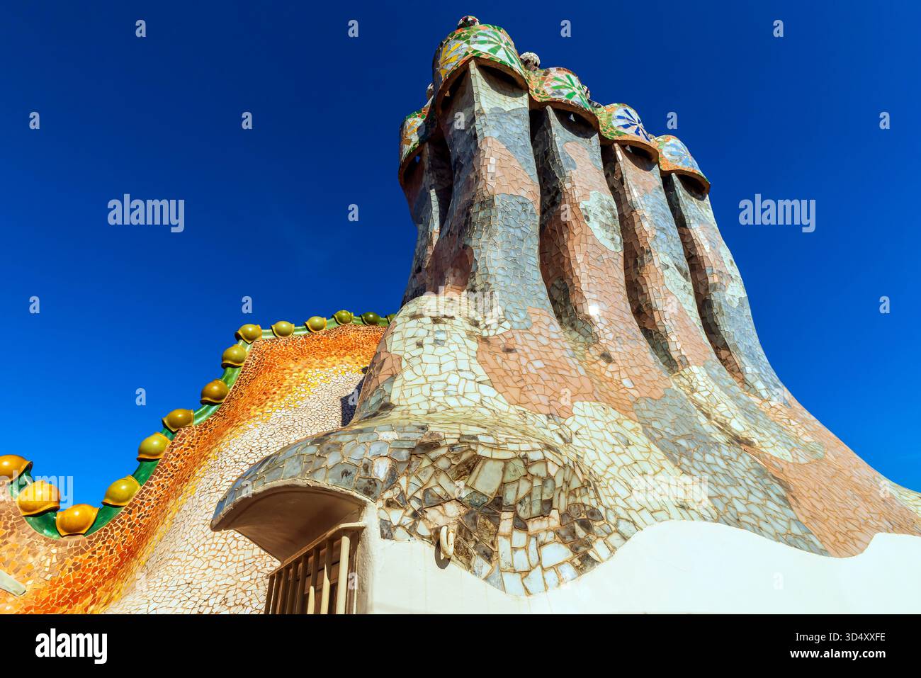 Four decorated chimney on the roof, with the dragon's spine. Casa ...