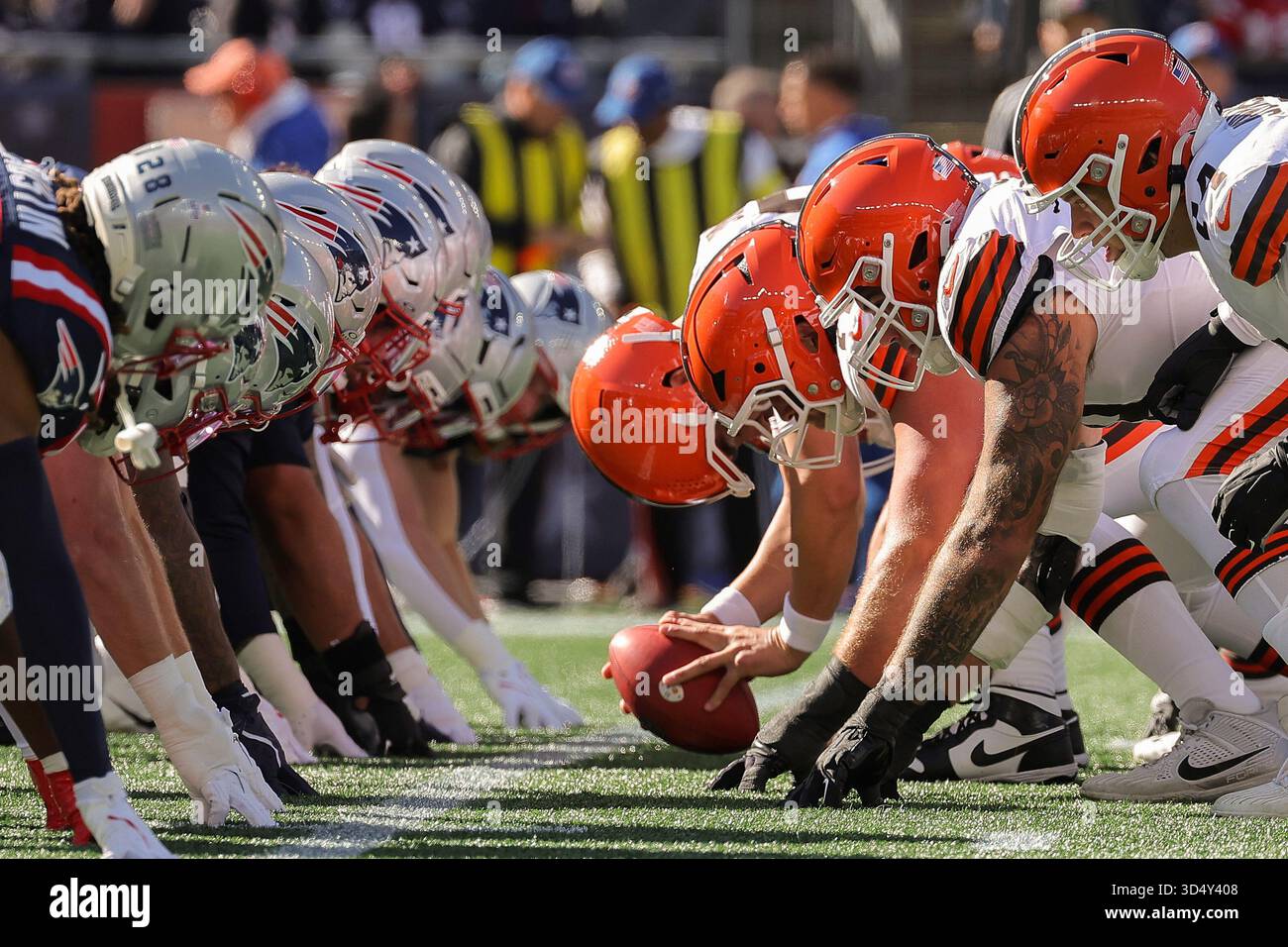 The Cleveland Browns and the New England Patriots line up at the line ...