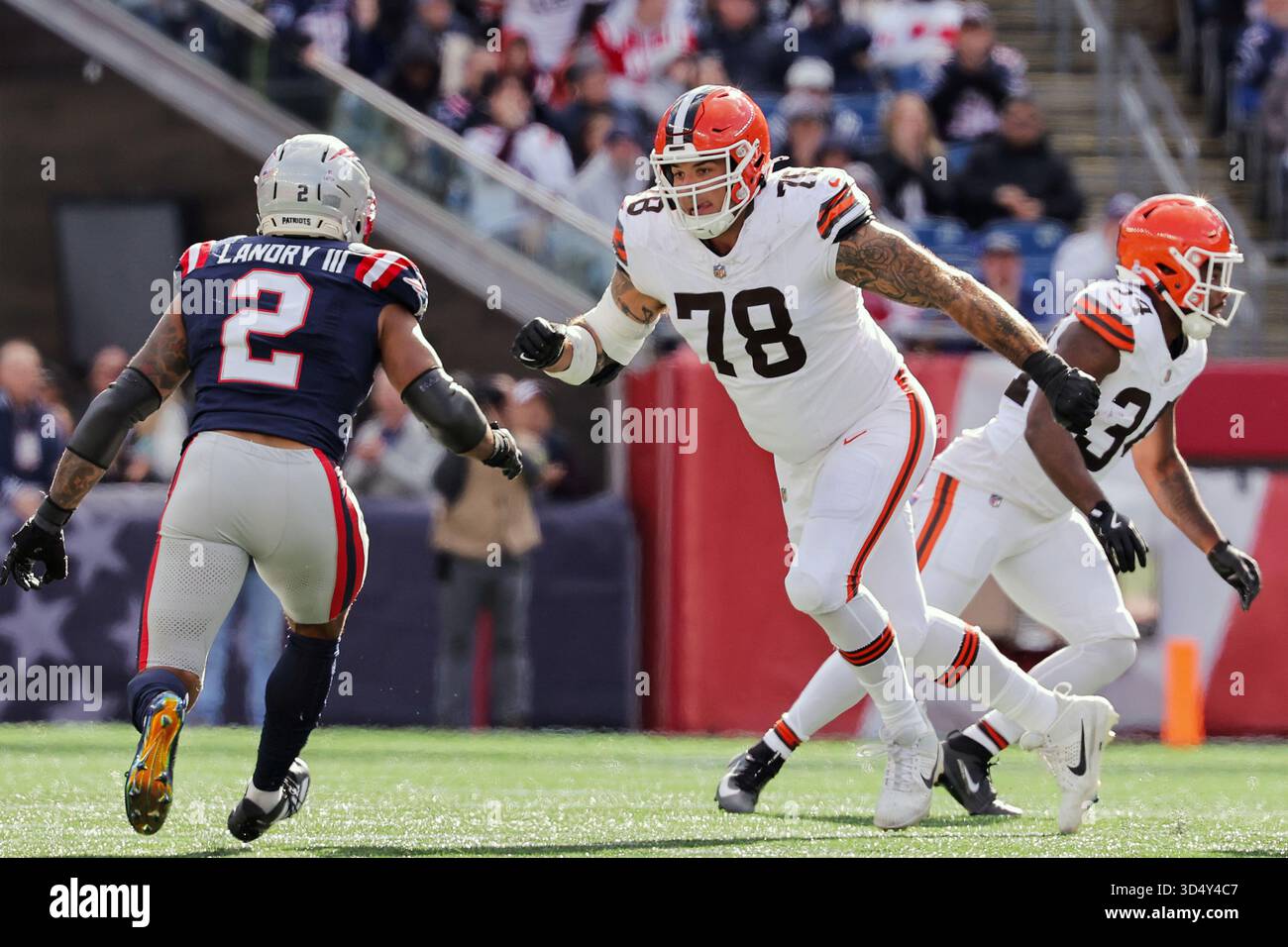 Cleveland Browns offensive tackle Jack Conklin looks to block against ...
