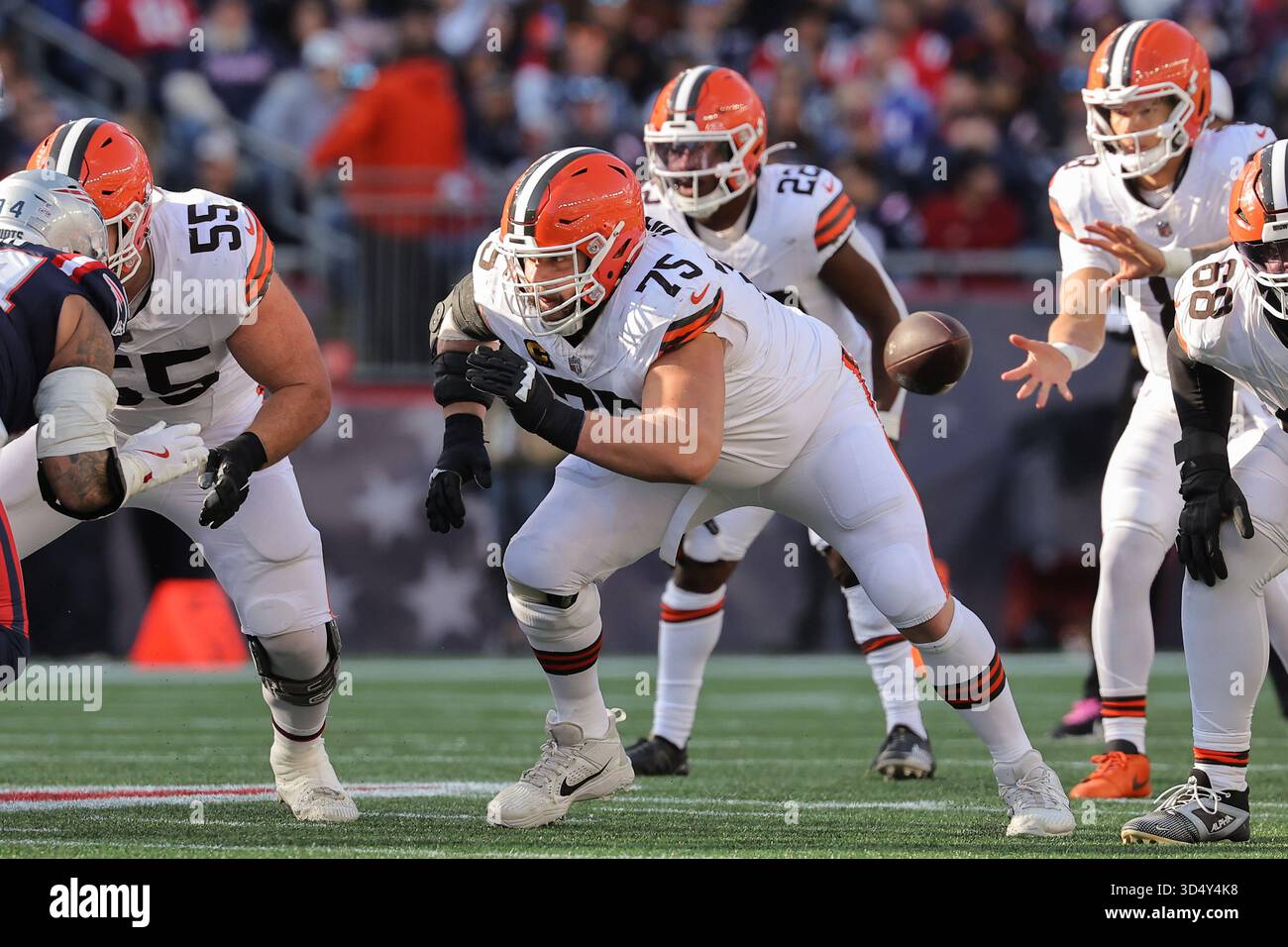 Cleveland Browns guard Joel Bitonio looks to block against the New ...