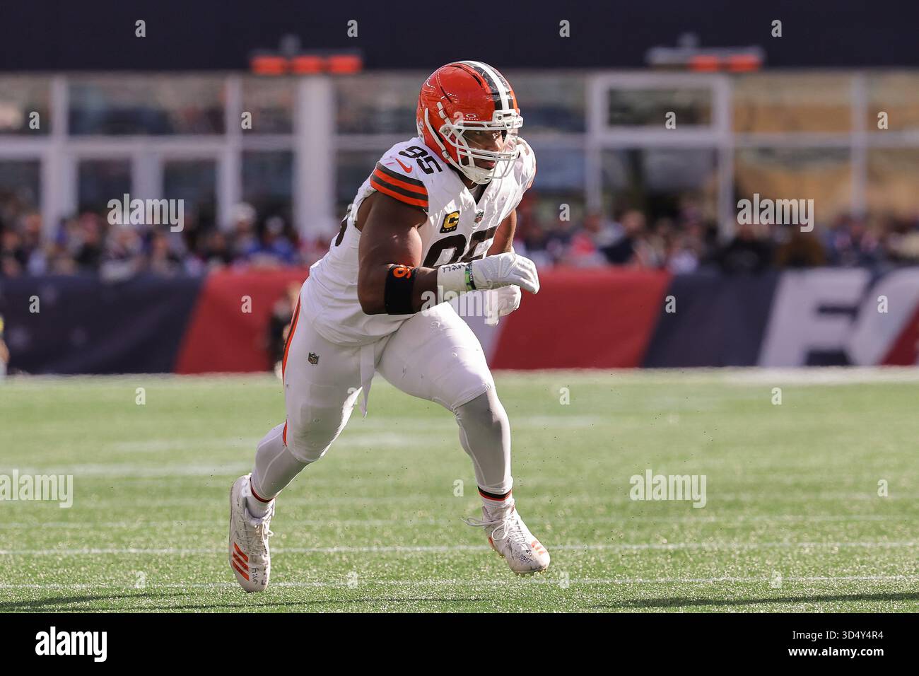 Cleveland Browns defensive end Myles Garrett rushes against the New ...