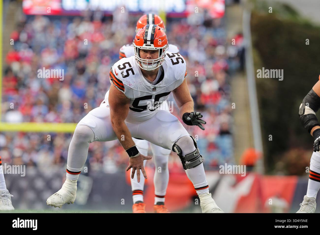 Cleveland Browns center Ethan Pocic snaps the ball against the New ...