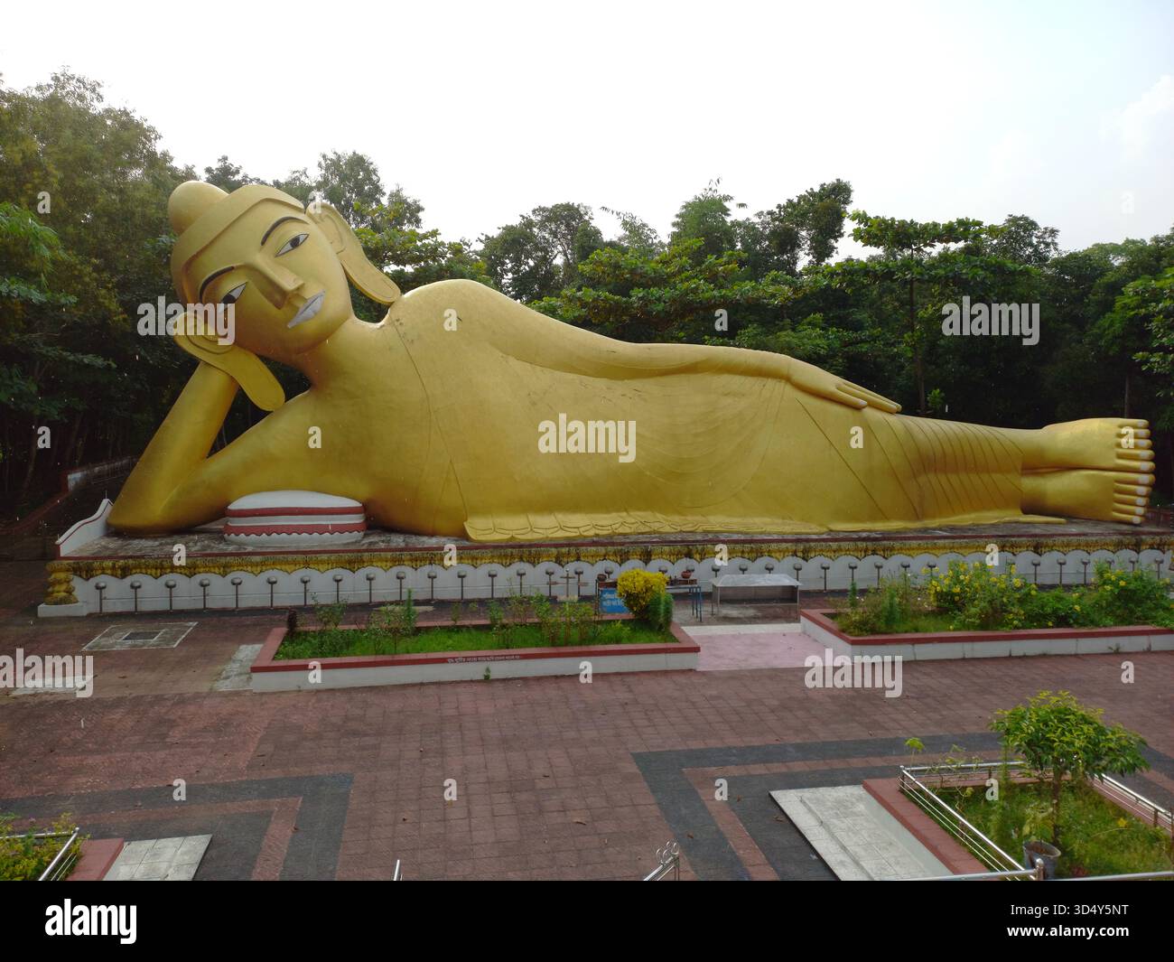 100 feet buddha statue hi-res stock photography and images - Alamy