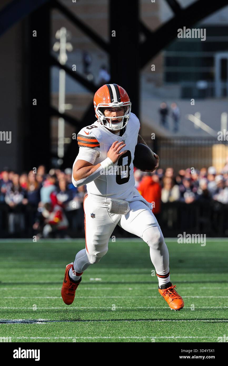 Cleveland Browns quarterback Dillon Gabriel runs against the New ...