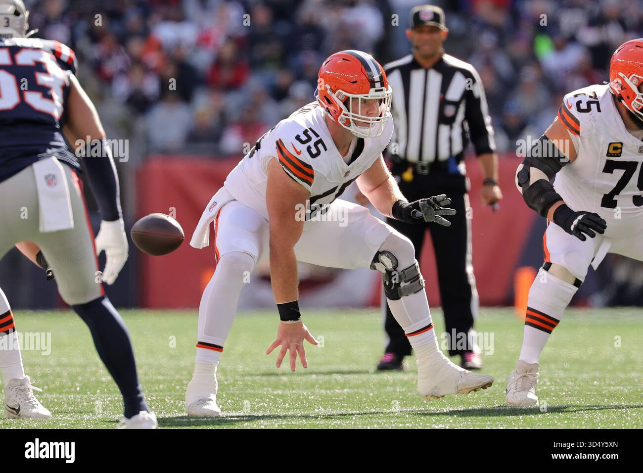 Cleveland Browns center Ethan Pocic snaps the ball against the New ...