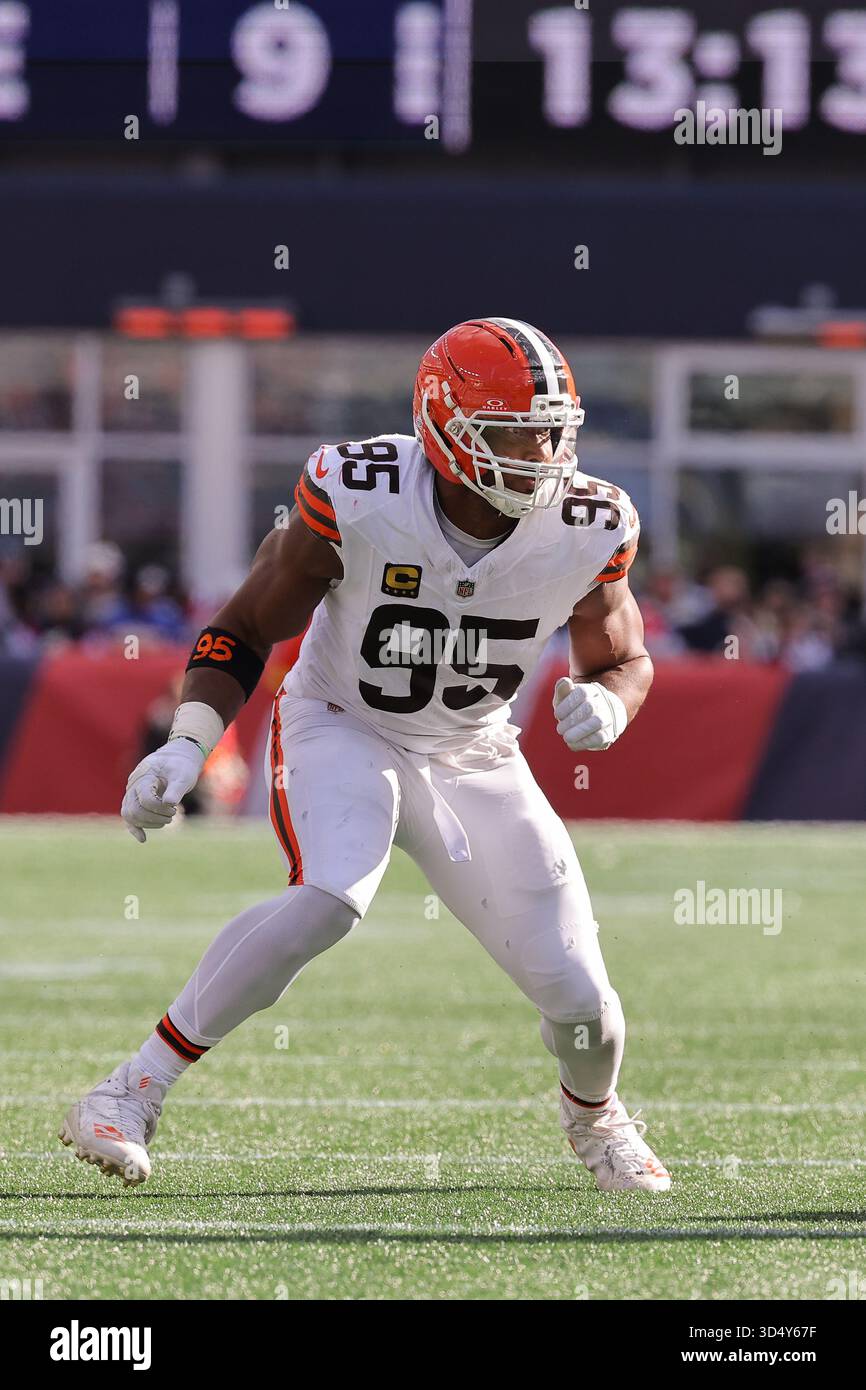 Cleveland Browns defensive end Myles Garrett rushes against the New ...