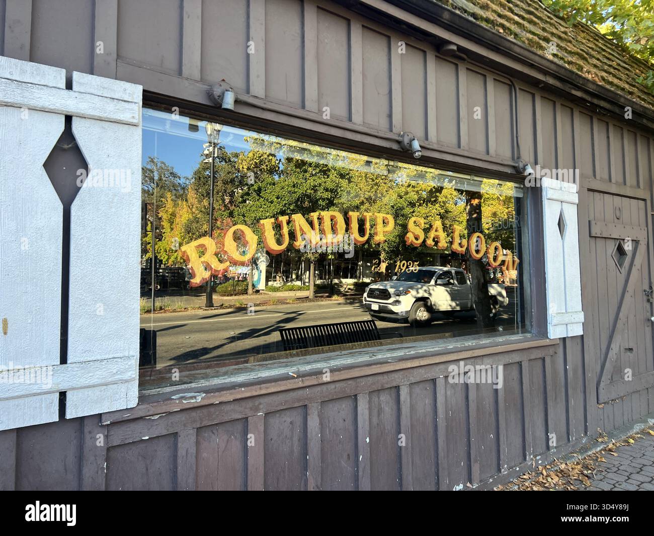 Facade of Roundup Saloon, a historic bar in Lafayette, California ...