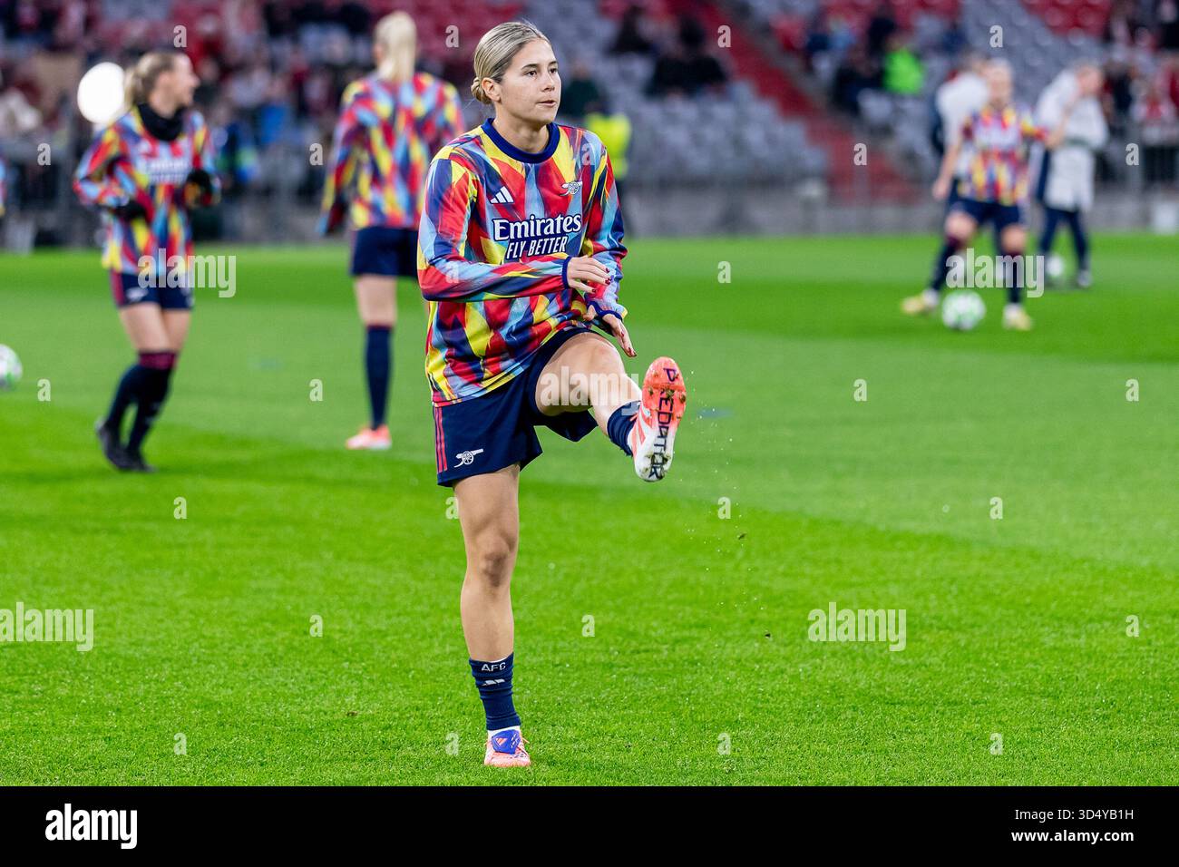 Kyra Cooney-Cross (Arsenal Women FC, #32) warming up GER, FC FC Bayern ...