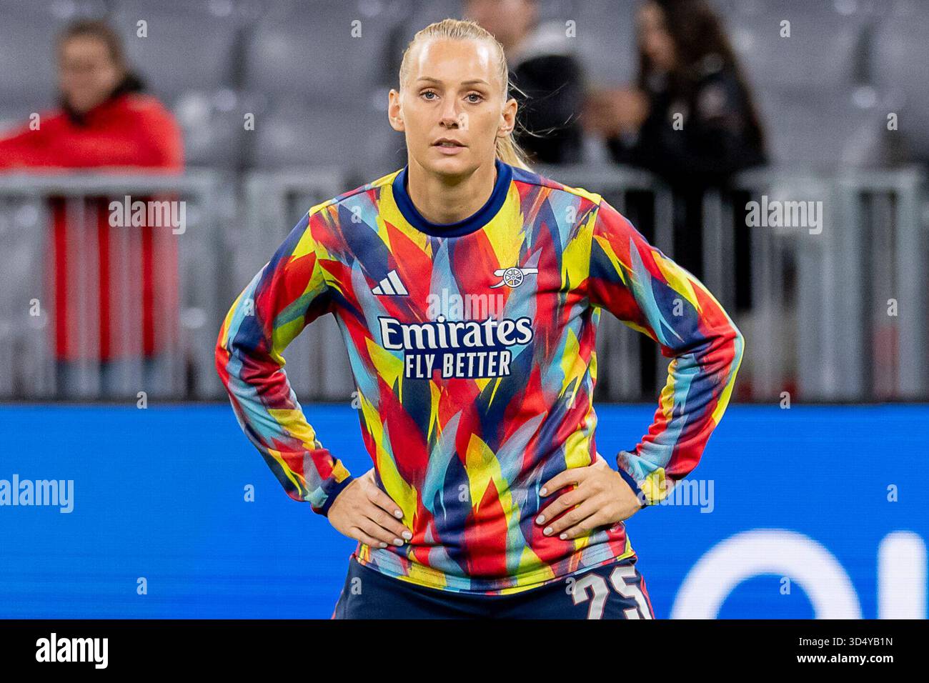 Stina Blackstenius (Arsenal Women FC, #25) warming up GER, FC FC Bayern ...