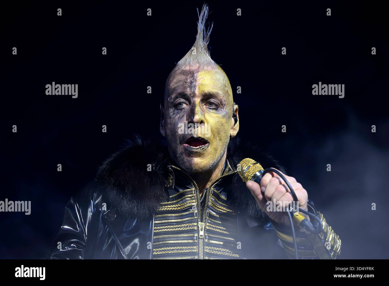Hinweis: Solo-Auftritt, keine Restriktionen - Sänger Till Lindemann ...