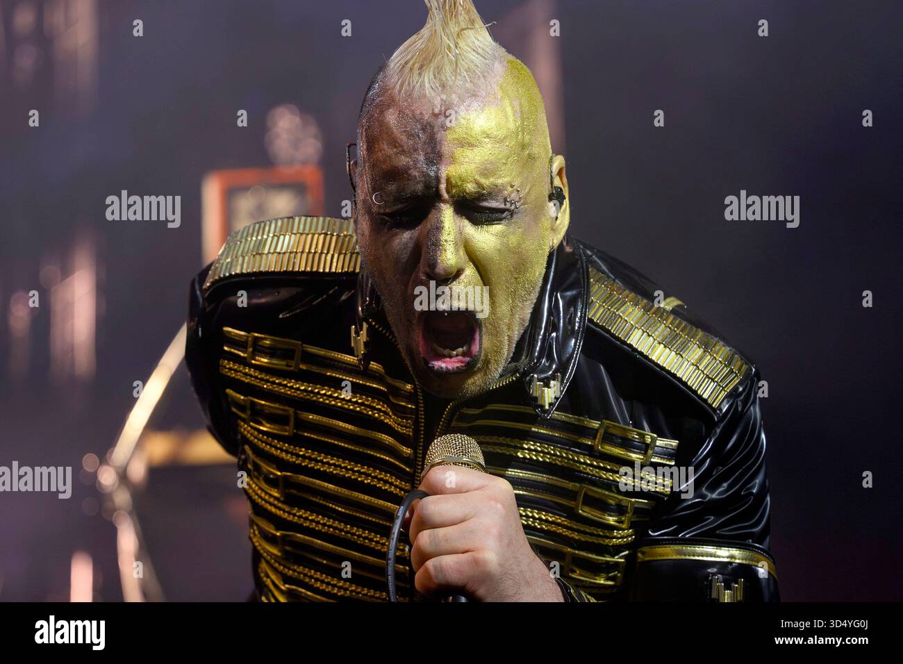 Hinweis: Solo-Auftritt, keine Restriktionen - Sänger Till Lindemann ...