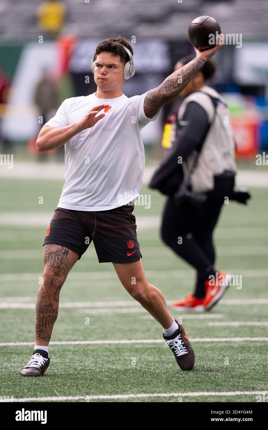 Cleveland Browns quarterback Dillon Gabriel (8) in action prior to an ...