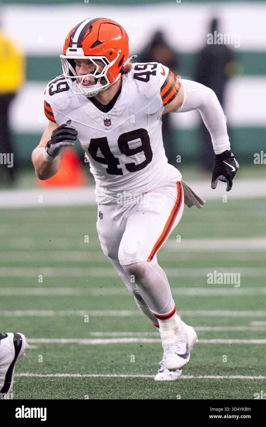 Cleveland Browns linebacker Carson Schwesinger (49) in action during an ...