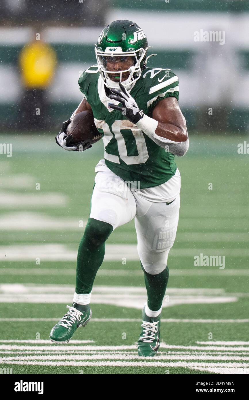New York Jets running back Breece Hall (20) runs with the ball for a ...