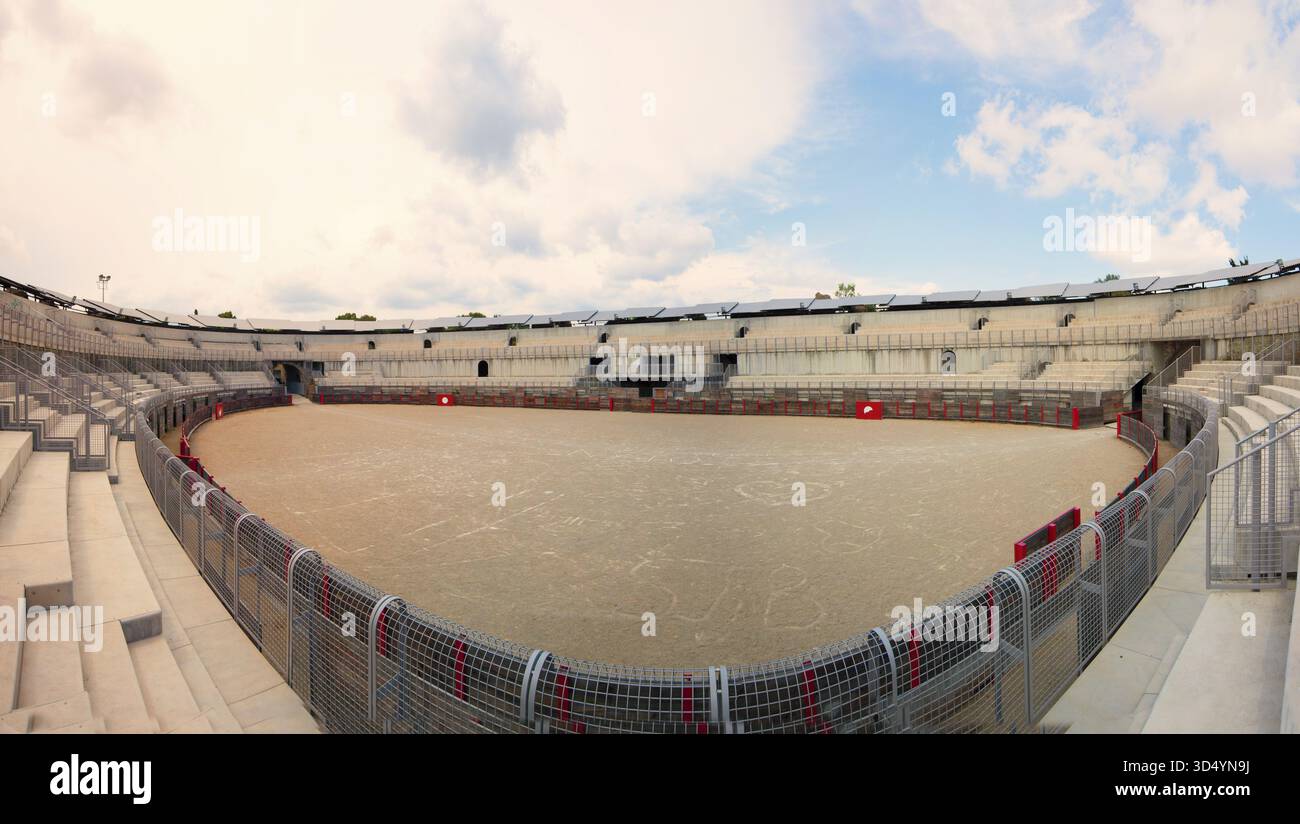 Roman Amphitheatre, Amphitheatre romain ou Arenes, interior modernized ...