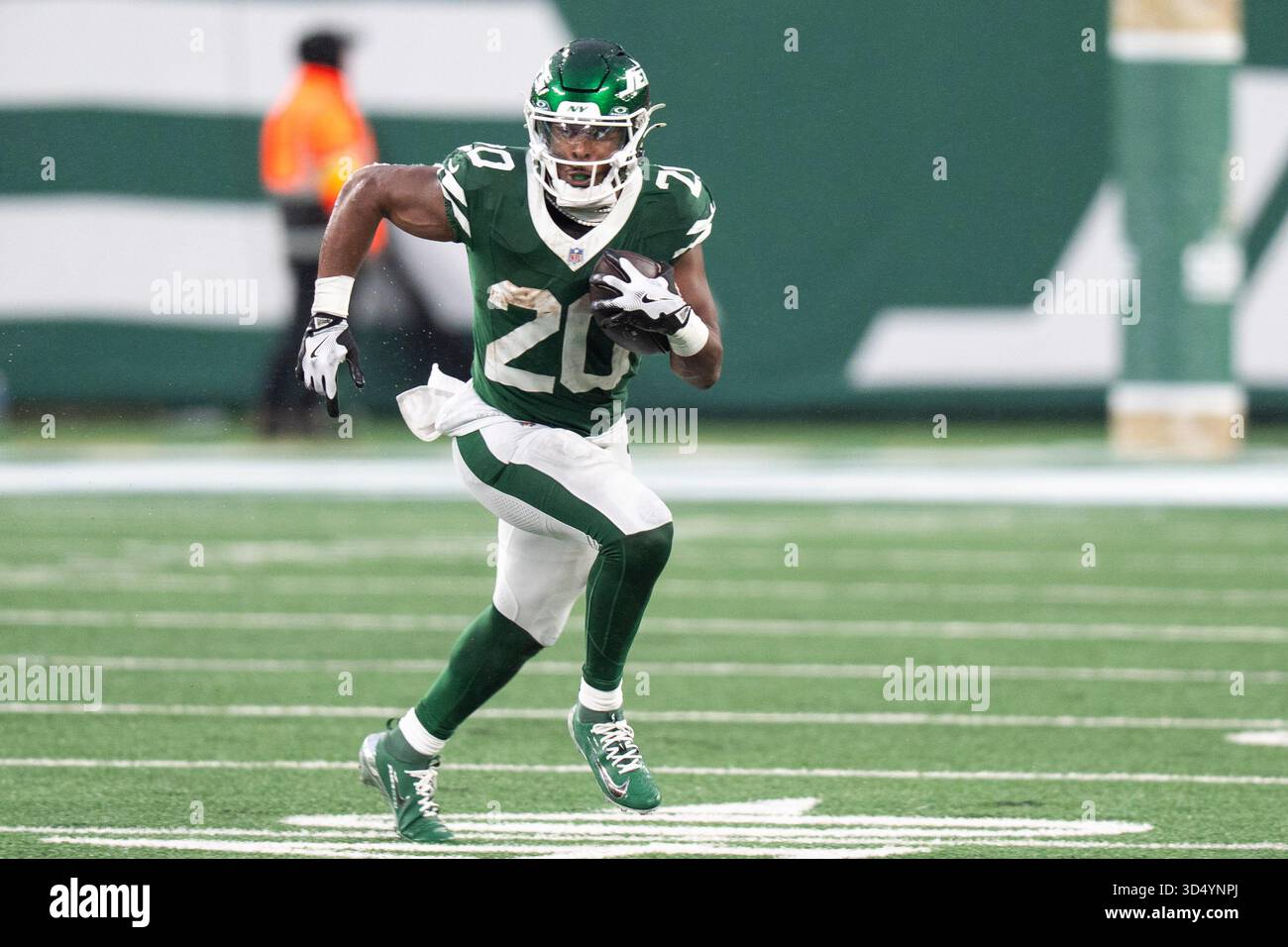 New York Jets running back Breece Hall (20) runs with the ball during ...