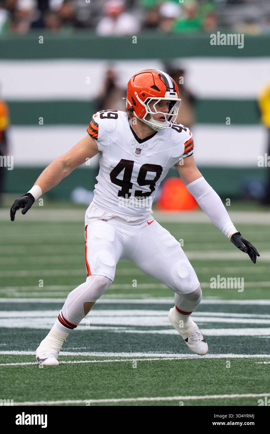 Cleveland Browns linebacker Carson Schwesinger (49) in action during an ...